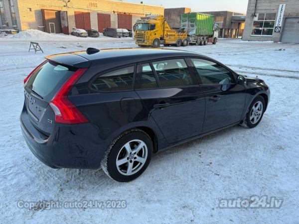 Zils Volvo V60 2016 Tallina, ar dzinēja tilpumu 2.00 L un nobraukumu 228 tūkst. km par 8700 €, foto 3 vietnē AUTOMOTO.COM.LV