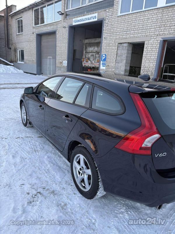 Zils Volvo V60 2016 Tallina, ar dzinēja tilpumu 2.00 L un nobraukumu 228 tūkst. km par 8700 €, foto 5 vietnē AUTOMOTO.COM.LV