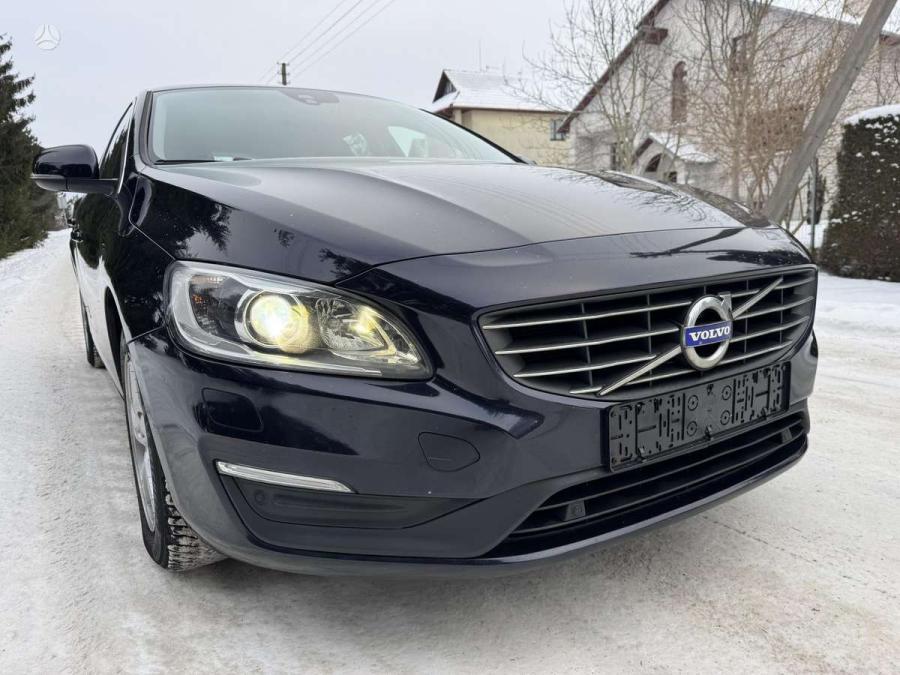Zils Volvo V60 2016 Alīta, ar dzinēja tilpumu 1.98 L un nobraukumu 235 tūkst. km par 6799 €, foto 1 vietnē AUTOMOTO.COM.LV