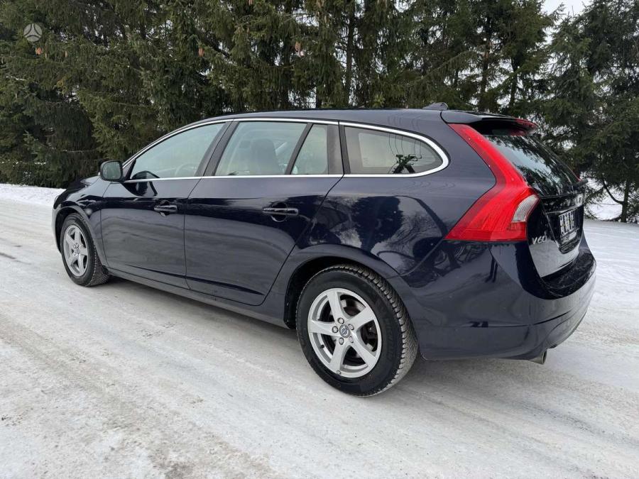 Zils Volvo V60 2016 Alīta, ar dzinēja tilpumu 1.98 L un nobraukumu 235 tūkst. km par 6799 €, foto 5 vietnē AUTOMOTO.COM.LV