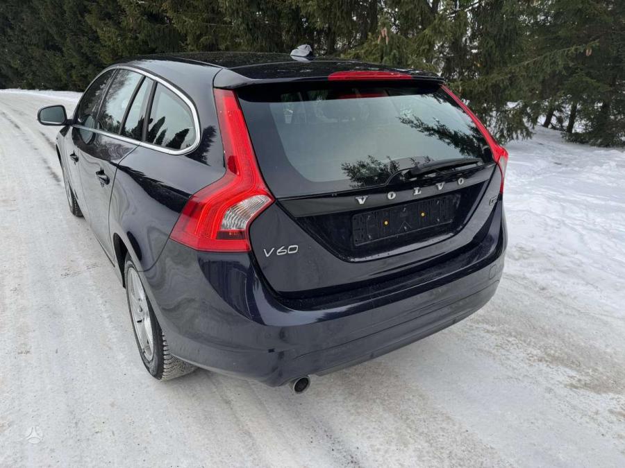 Zils Volvo V60 2016 Alīta, ar dzinēja tilpumu 1.98 L un nobraukumu 235 tūkst. km par 6799 €, foto 8 vietnē AUTOMOTO.COM.LV