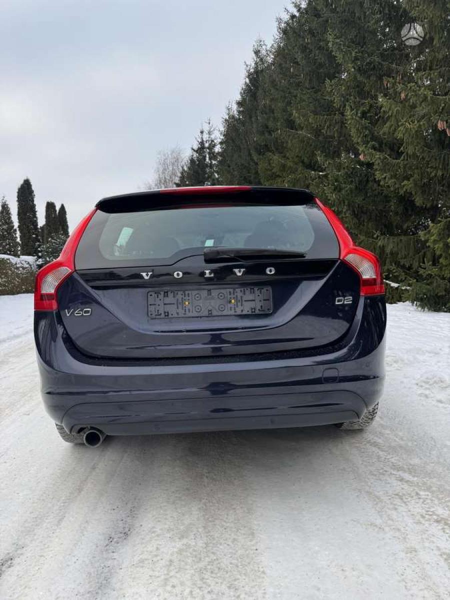Zils Volvo V60 2016 Alīta, ar dzinēja tilpumu 1.98 L un nobraukumu 235 tūkst. km par 6799 €, foto 9 vietnē AUTOMOTO.COM.LV