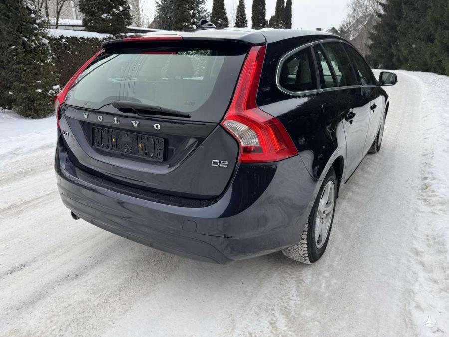 Zils Volvo V60 2016 Alīta, ar dzinēja tilpumu 1.98 L un nobraukumu 235 tūkst. km par 6799 €, foto 10 vietnē AUTOMOTO.COM.LV