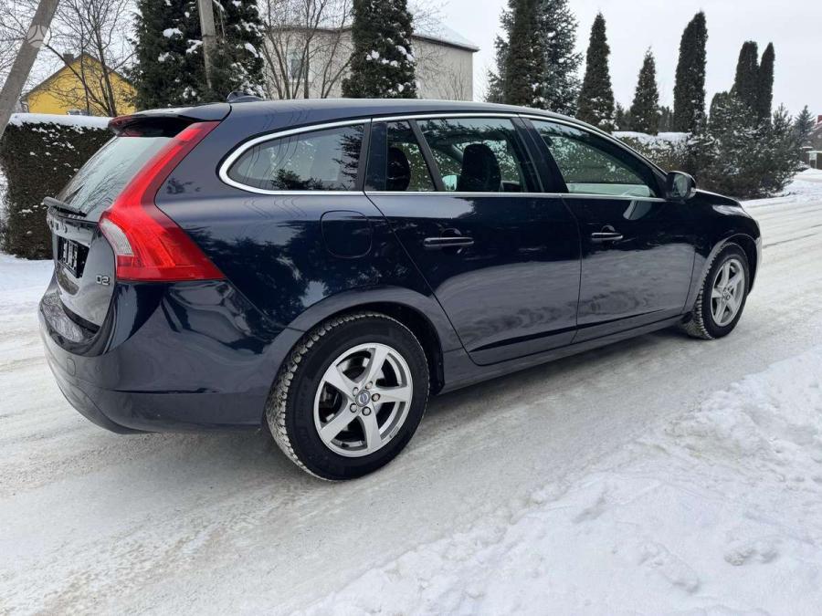 Zils Volvo V60 2016 Alīta, ar dzinēja tilpumu 1.98 L un nobraukumu 235 tūkst. km par 6799 €, foto 11 vietnē AUTOMOTO.COM.LV