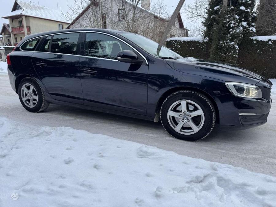 Zils Volvo V60 2016 Alīta, ar dzinēja tilpumu 1.98 L un nobraukumu 235 tūkst. km par 6799 €, foto 12 vietnē AUTOMOTO.COM.LV