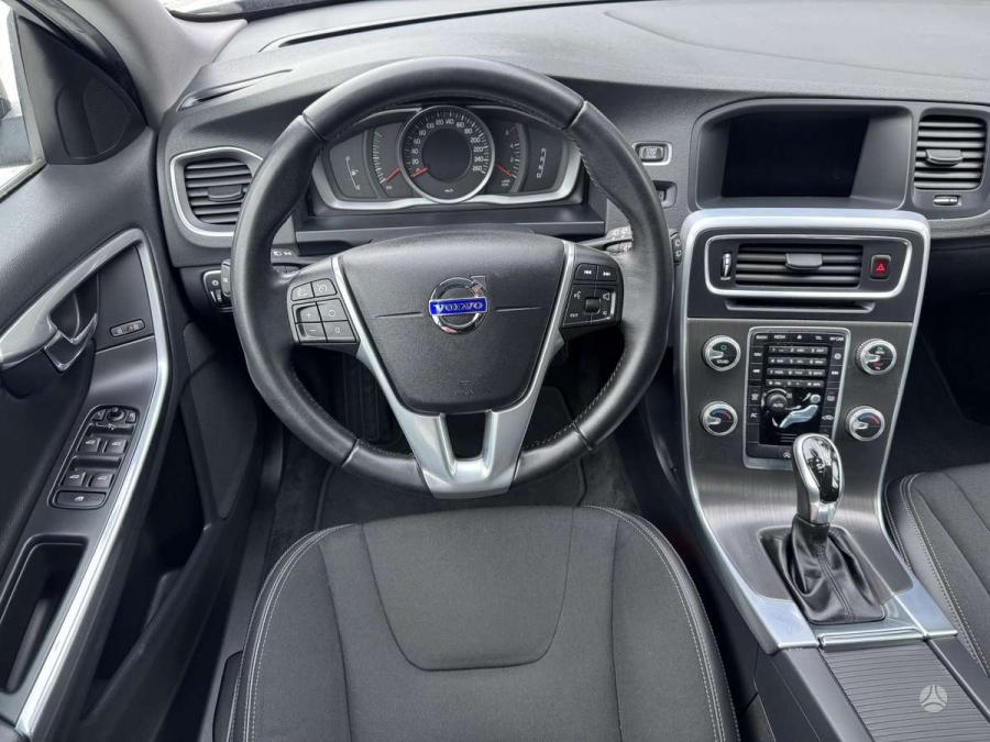 Zils Volvo V60 2016 Alīta, ar dzinēja tilpumu 1.98 L un nobraukumu 235 tūkst. km par 6799 €, foto 21 vietnē AUTOMOTO.COM.LV