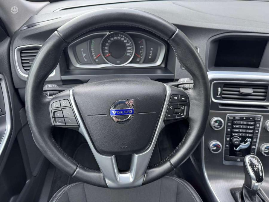 Zils Volvo V60 2016 Alīta, ar dzinēja tilpumu 1.98 L un nobraukumu 235 tūkst. km par 6799 €, foto 22 vietnē AUTOMOTO.COM.LV
