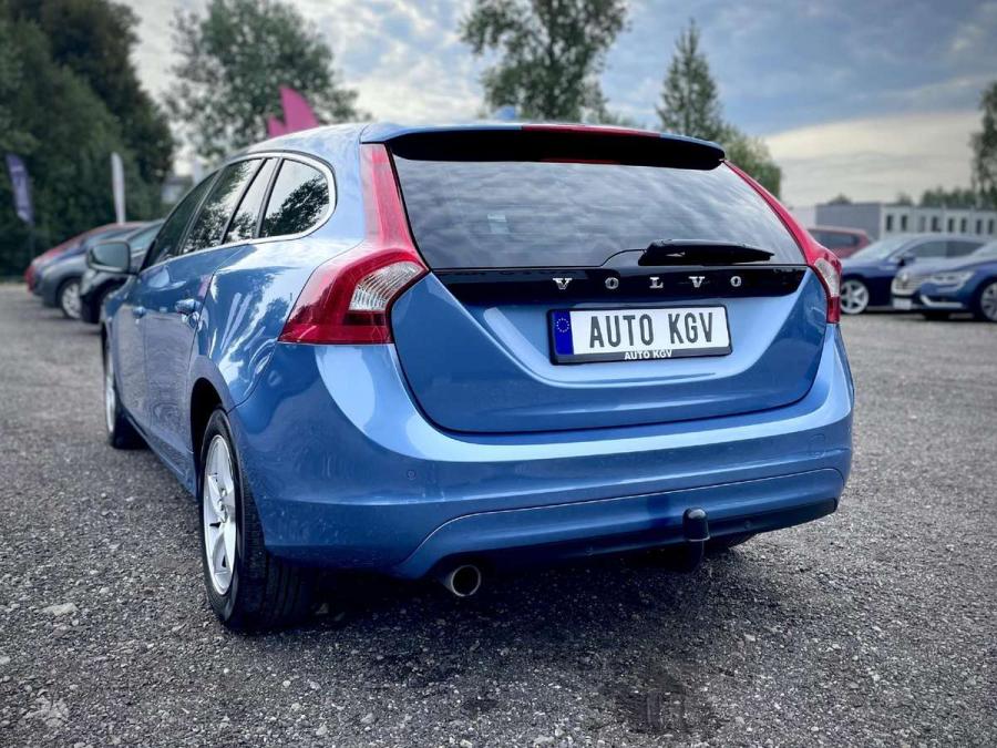 Blue Volvo V60 2016 in Vilnius, with an engine capacity of 2.00 L and mileage of 261 thousand km for 8400 €, photo 5 on AUTOMOTO.COM.LV