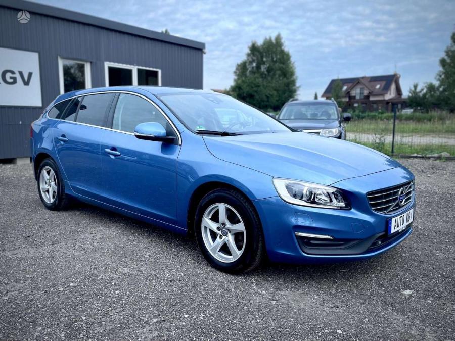 Blue Volvo V60 2016 in Vilnius, with an engine capacity of 2.00 L and mileage of 261 thousand km for 8400 €, photo 8 on AUTOMOTO.COM.LV