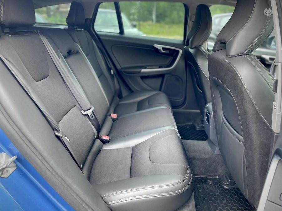 Blue Volvo V60 2016 in Vilnius, with an engine capacity of 2.00 L and mileage of 261 thousand km for 8400 €, photo 11 on AUTOMOTO.COM.LV