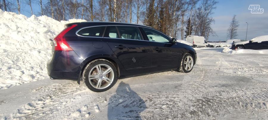 Blue Volvo V60 2016 in Panevezys, with an engine capacity of 2.50 L and mileage of 115 thousand km for 11500 €, photo 5 on AUTOMOTO.COM.LV