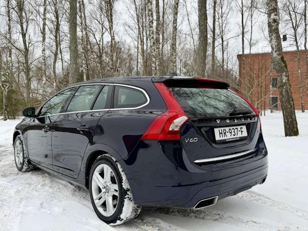 Zils Volvo V60 2016 Prienai, ar dzinēja tilpumu 2.40 L un nobraukumu 299 tūkst. km par 8400 €, foto 2 vietnē AUTOMOTO.COM.LV