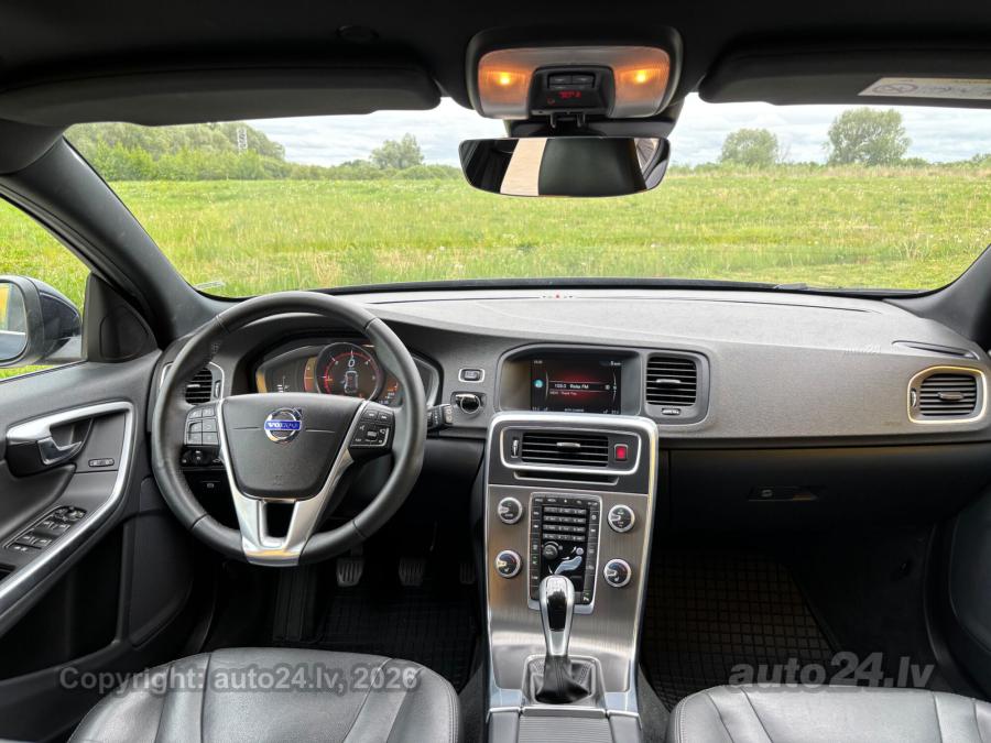 Blue Volvo V60 2016 in Tallinn, with an engine capacity of 2.00 L and mileage of 192 thousand km for 10500 €, photo 8 on AUTOMOTO.COM.LV