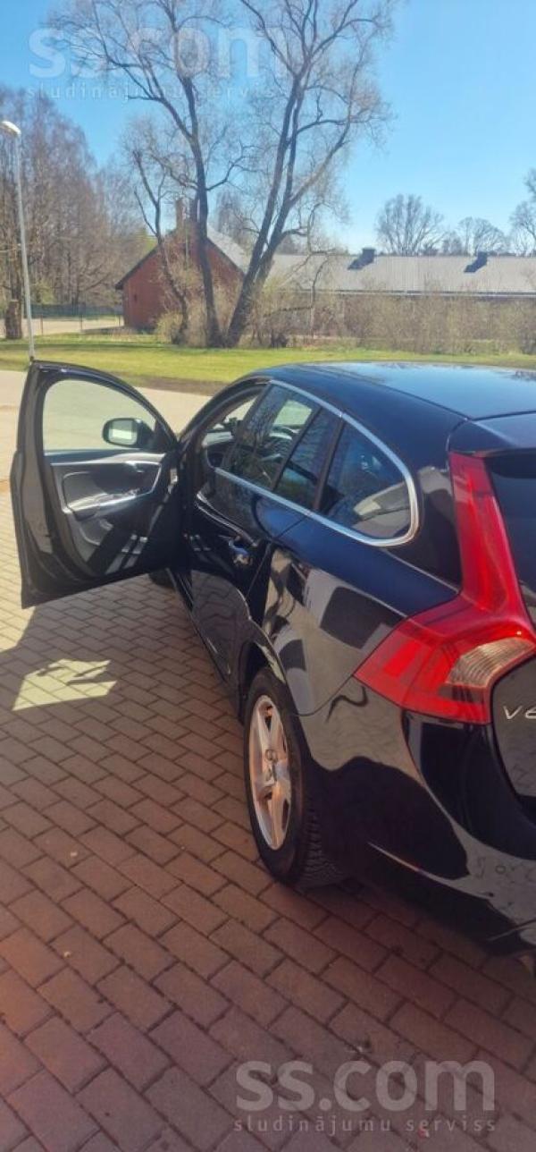 Zils Volvo V60 2016 Rīga, ar dzinēja tilpumu 2.00 L un nobraukumu 160 tūkst. km par 7500 €, foto 3 vietnē AUTOMOTO.COM.LV