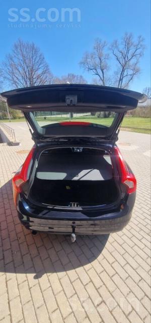 Blue Volvo V60 2016 in Riga, with an engine capacity of 2.00 L and mileage of 160 thousand km for 7500 €, photo 8 on AUTOMOTO.COM.LV