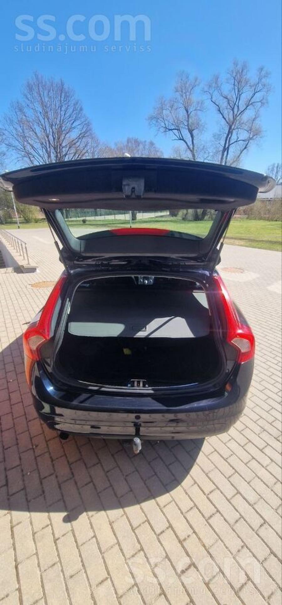 Blue Volvo V60 2016 in Riga, with an engine capacity of 2.00 L and mileage of 160 thousand km for 7500 €, photo 8 on AUTOMOTO.COM.LV
