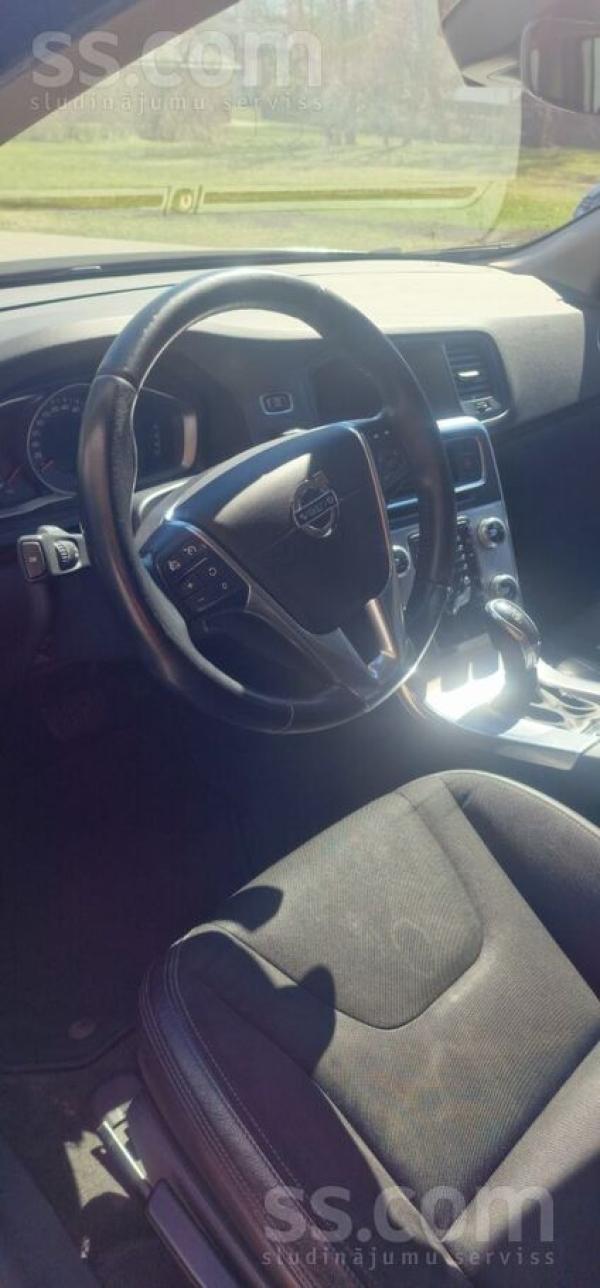 Zils Volvo V60 2016 Rīga, ar dzinēja tilpumu 2.00 L un nobraukumu 160 tūkst. km par 7500 €, foto 8 vietnē AUTOMOTO.COM.LV
