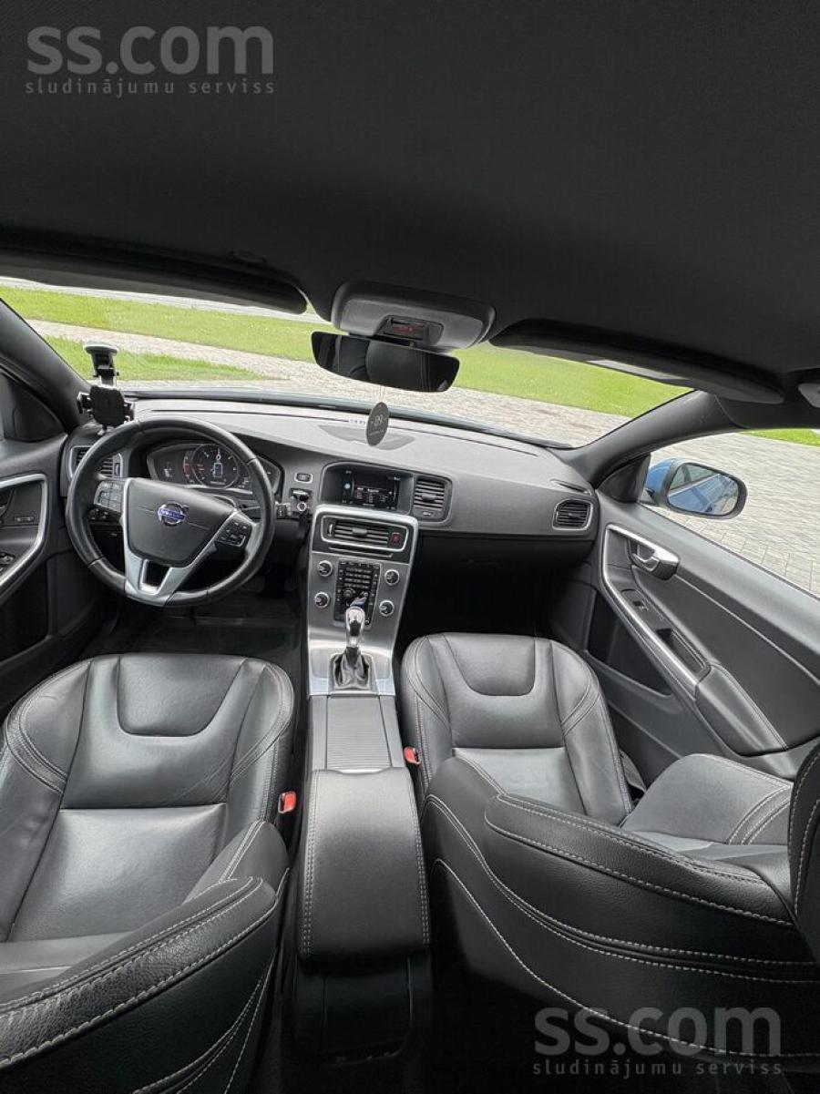 Zils Volvo V60 2016 Rīga, ar dzinēja tilpumu 2.40 L un nobraukumu 182 tūkst. km par 10500 €, foto 13 vietnē AUTOMOTO.COM.LV