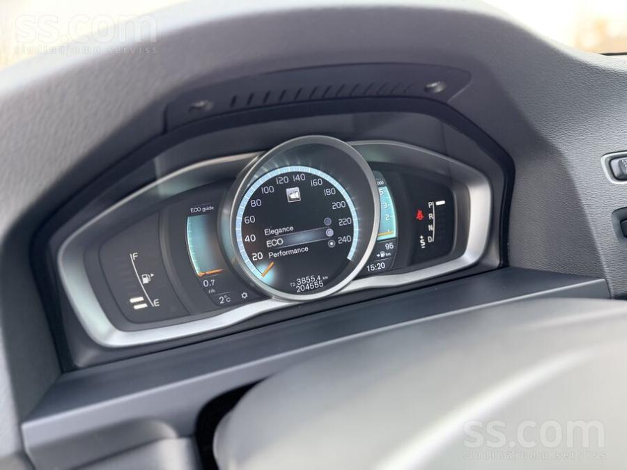 Zils Volvo V60 2016 Rīga, ar dzinēja tilpumu 2.00 L un nobraukumu 204 tūkst. km par 9995 €, foto 17 vietnē AUTOMOTO.COM.LV