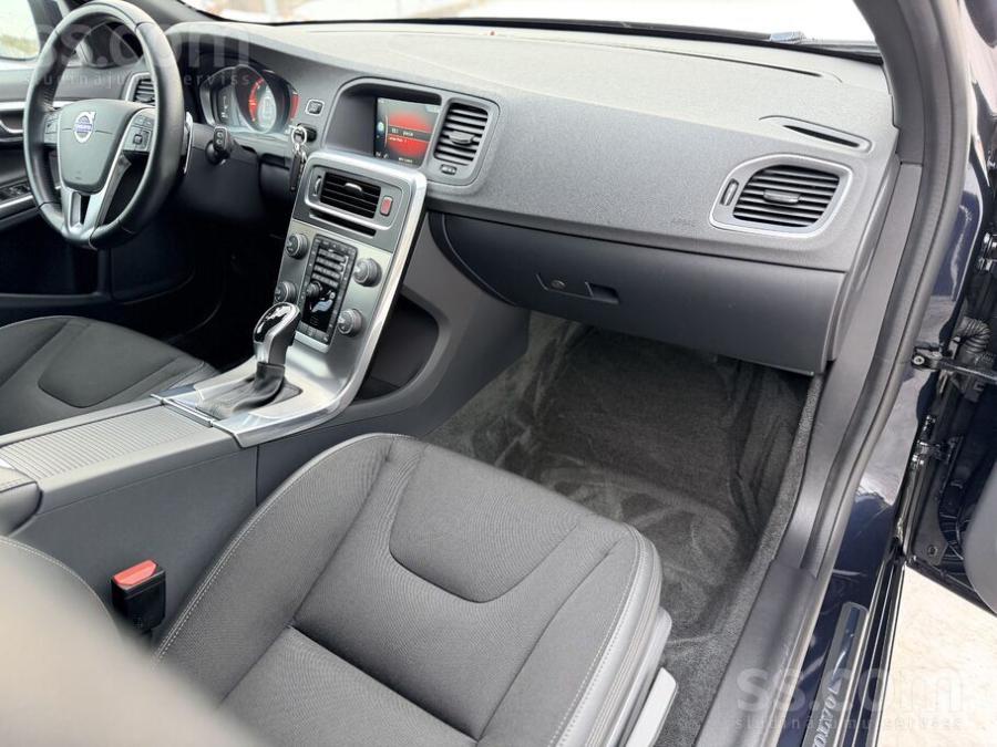 Zils Volvo V60 2016 Rīga, ar dzinēja tilpumu 2.00 L un nobraukumu 204 tūkst. km par 9995 €, foto 33 vietnē AUTOMOTO.COM.LV