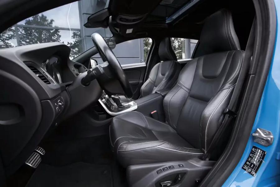 Zils Volvo V60 2016 Jelgava, ar dzinēja tilpumu 2.40 L un nobraukumu 277 tūkst. km par 10500 €, foto 15 vietnē AUTOMOTO.COM.LV