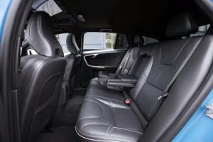 Zils Volvo V60 2016 Jelgava, ar dzinēja tilpumu 2.40 L un nobraukumu 277 tūkst. km par 10500 €, foto 16 vietnē AUTOMOTO.COM.LV