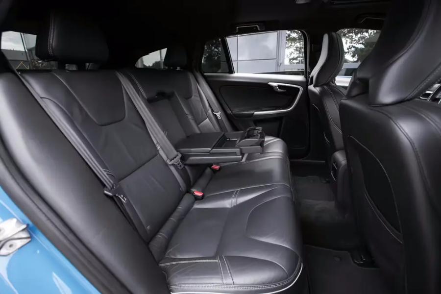 Zils Volvo V60 2016 Jelgava, ar dzinēja tilpumu 2.40 L un nobraukumu 277 tūkst. km par 10500 €, foto 18 vietnē AUTOMOTO.COM.LV