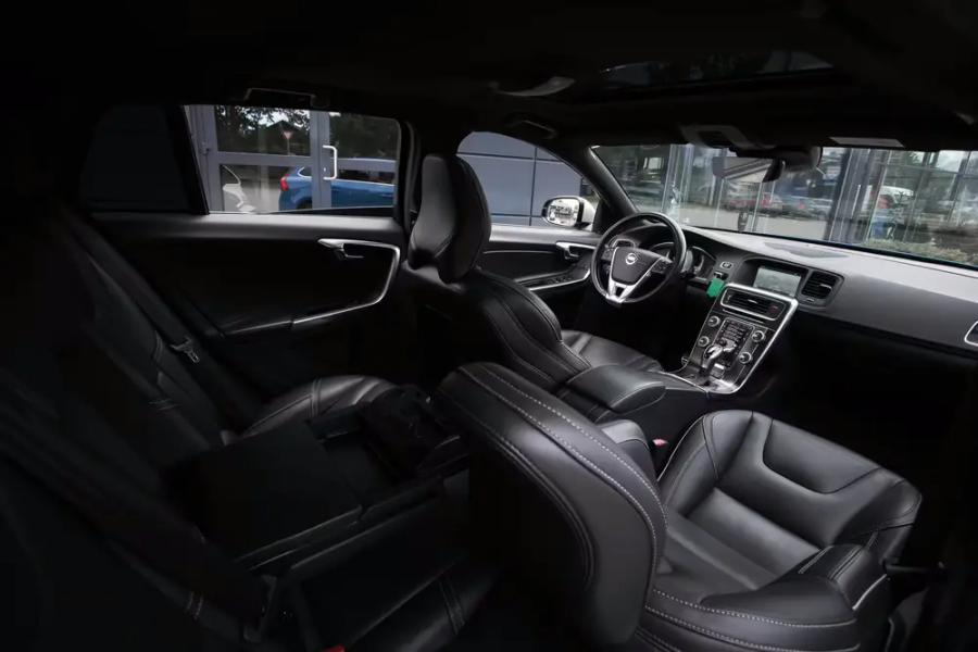 Zils Volvo V60 2016 Jelgava, ar dzinēja tilpumu 2.40 L un nobraukumu 277 tūkst. km par 10500 €, foto 19 vietnē AUTOMOTO.COM.LV