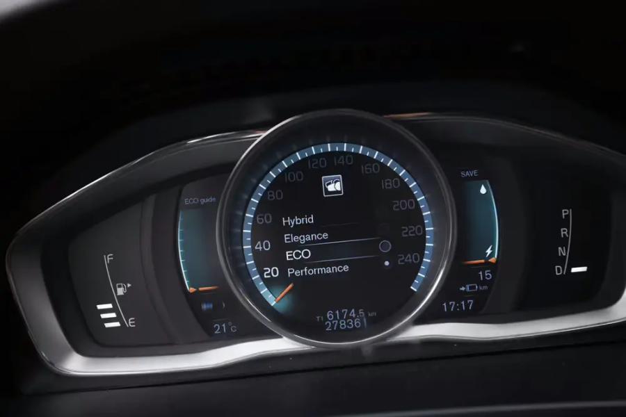 Zils Volvo V60 2016 Jelgava, ar dzinēja tilpumu 2.40 L un nobraukumu 277 tūkst. km par 10500 €, foto 29 vietnē AUTOMOTO.COM.LV