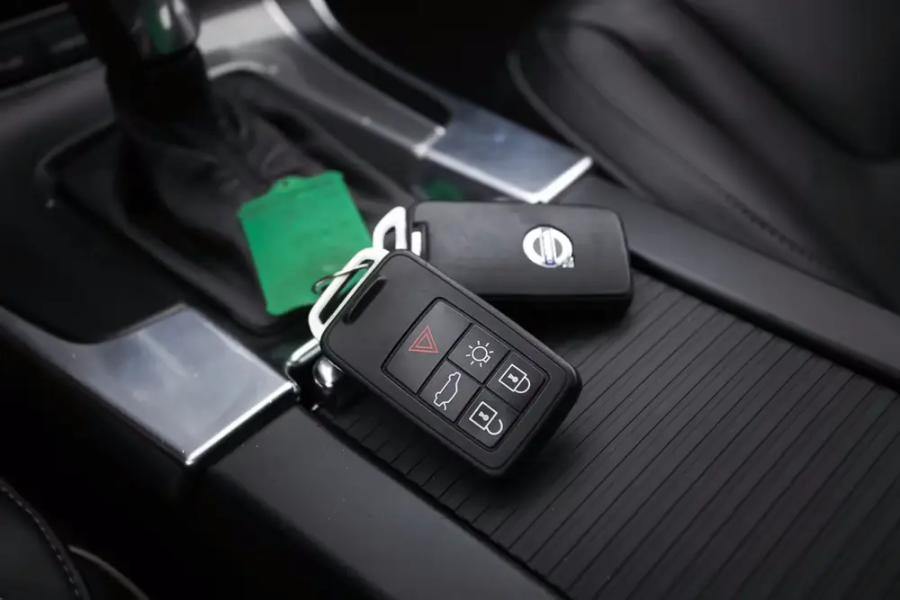 Zils Volvo V60 2016 Jelgava, ar dzinēja tilpumu 2.40 L un nobraukumu 277 tūkst. km par 10500 €, foto 32 vietnē AUTOMOTO.COM.LV