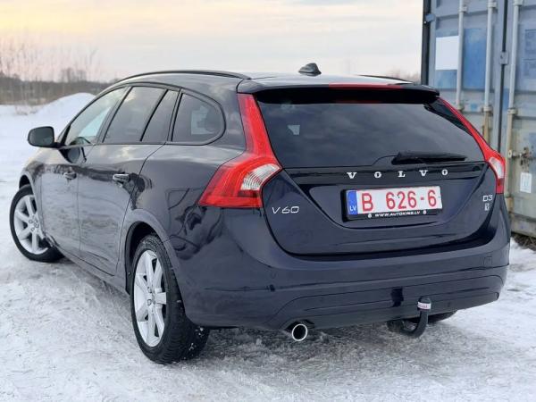 Blue Volvo V60 2016 in Riga, with an engine capacity of 2.00 L and mileage of 204 thousand km for 9995 €, photo 2 on AUTOMOTO.COM.LV