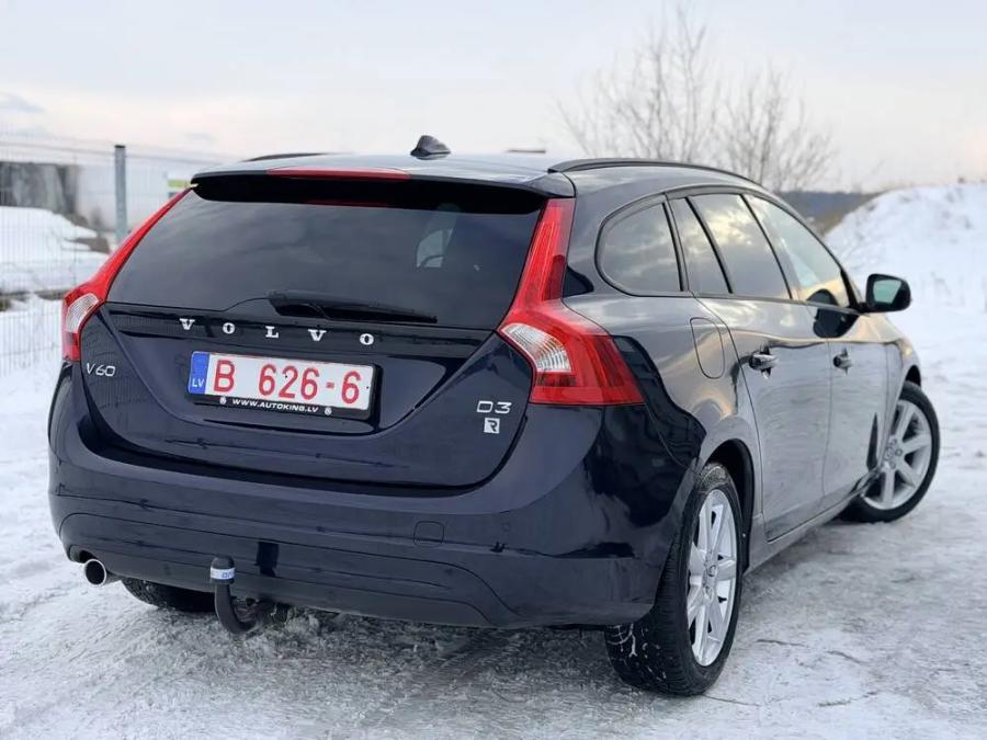 Zils Volvo V60 2016 Rīga, ar dzinēja tilpumu 2.00 L un nobraukumu 204 tūkst. km par 9995 €, foto 5 vietnē AUTOMOTO.COM.LV