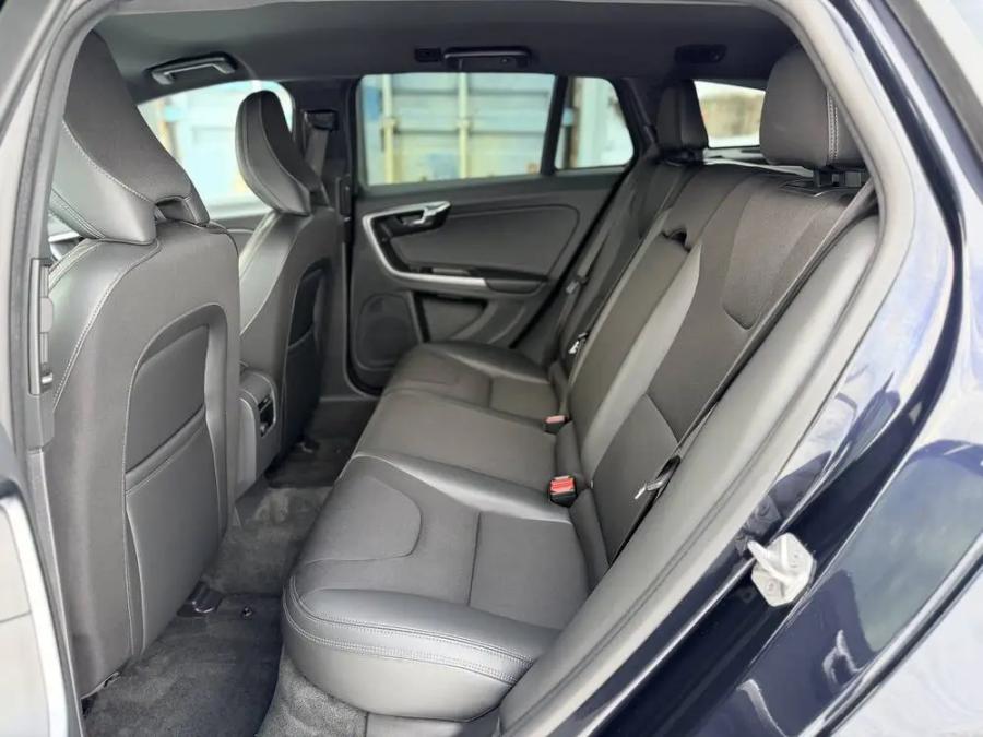 Zils Volvo V60 2016 Rīga, ar dzinēja tilpumu 2.00 L un nobraukumu 204 tūkst. km par 9995 €, foto 8 vietnē AUTOMOTO.COM.LV