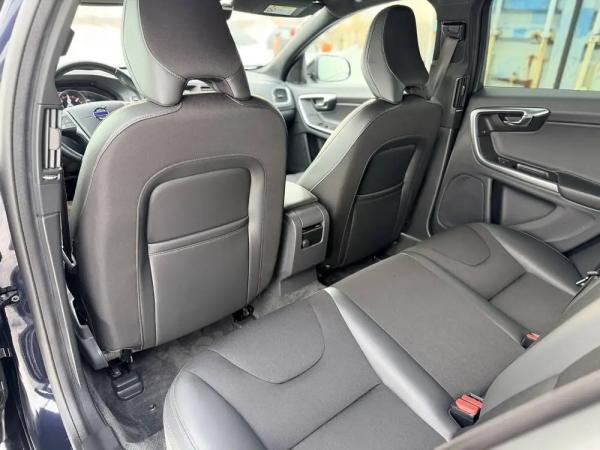 Blue Volvo V60 2016 in Riga, with an engine capacity of 2.00 L and mileage of 204 thousand km for 9995 €, photo 8 on AUTOMOTO.COM.LV