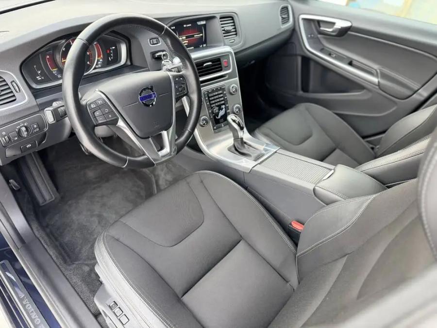 Zils Volvo V60 2016 Rīga, ar dzinēja tilpumu 2.00 L un nobraukumu 204 tūkst. km par 9995 €, foto 10 vietnē AUTOMOTO.COM.LV