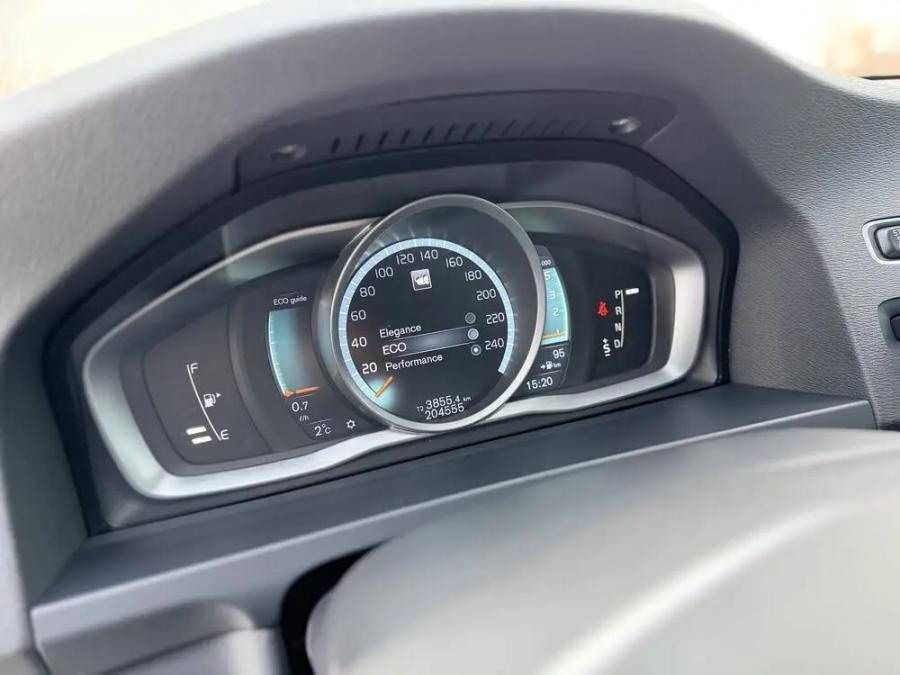 Zils Volvo V60 2016 Rīga, ar dzinēja tilpumu 2.00 L un nobraukumu 204 tūkst. km par 9995 €, foto 17 vietnē AUTOMOTO.COM.LV
