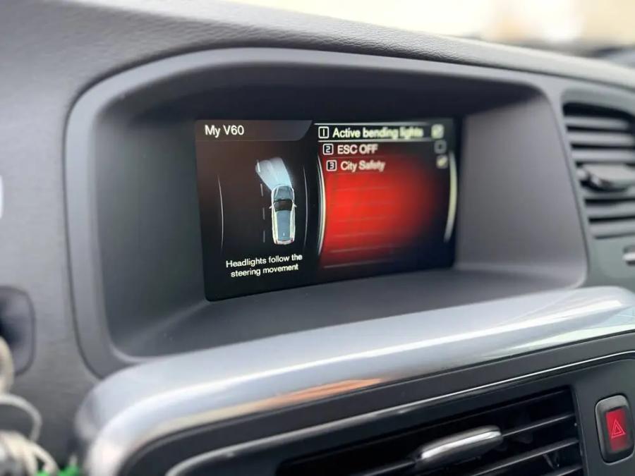 Zils Volvo V60 2016 Rīga, ar dzinēja tilpumu 2.00 L un nobraukumu 204 tūkst. km par 9995 €, foto 22 vietnē AUTOMOTO.COM.LV