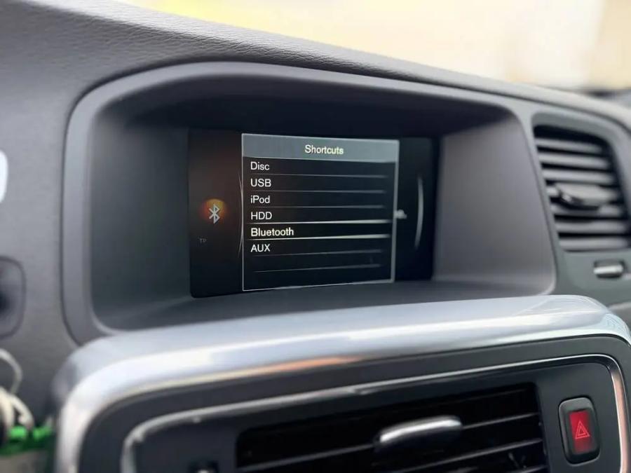 Zils Volvo V60 2016 Rīga, ar dzinēja tilpumu 2.00 L un nobraukumu 204 tūkst. km par 9995 €, foto 24 vietnē AUTOMOTO.COM.LV