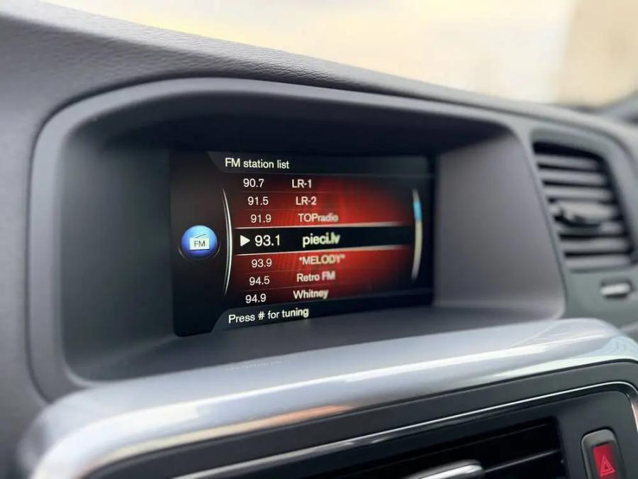 Zils Volvo V60 2016 Rīga, ar dzinēja tilpumu 2.00 L un nobraukumu 204 tūkst. km par 9995 €, foto 25 vietnē AUTOMOTO.COM.LV