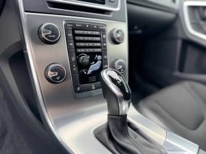 Zils Volvo V60 2016 Rīga, ar dzinēja tilpumu 2.00 L un nobraukumu 204 tūkst. km par 9995 €, foto 26 vietnē AUTOMOTO.COM.LV