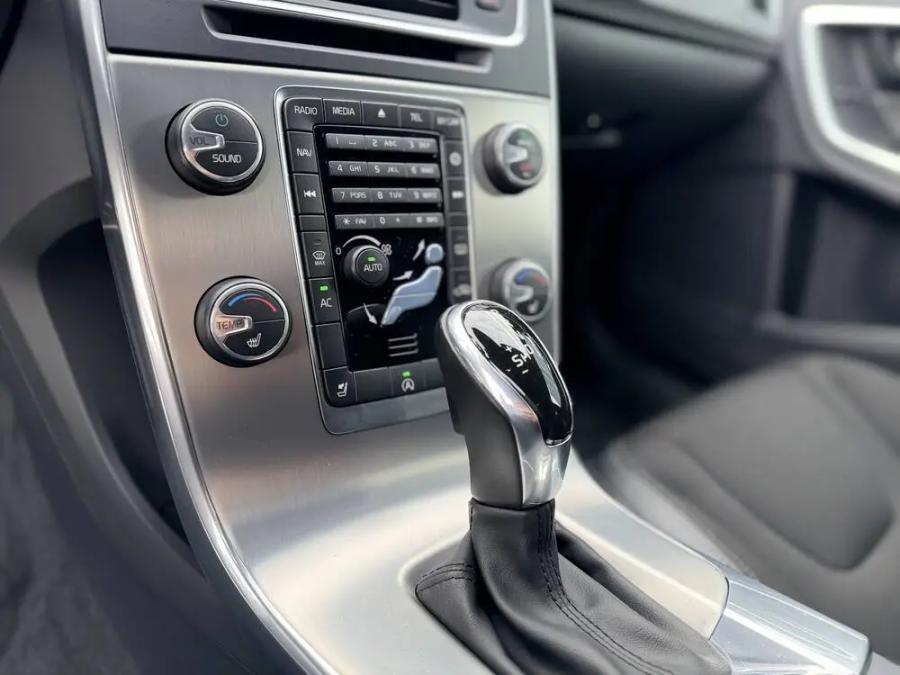 Zils Volvo V60 2016 Rīga, ar dzinēja tilpumu 2.00 L un nobraukumu 204 tūkst. km par 9995 €, foto 26 vietnē AUTOMOTO.COM.LV