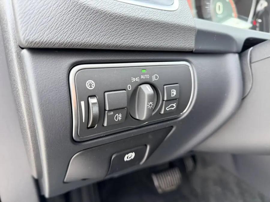 Zils Volvo V60 2016 Rīga, ar dzinēja tilpumu 2.00 L un nobraukumu 204 tūkst. km par 9995 €, foto 28 vietnē AUTOMOTO.COM.LV