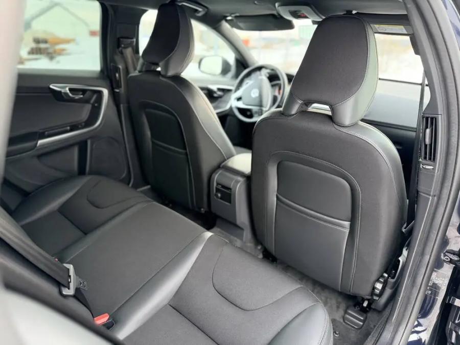Zils Volvo V60 2016 Rīga, ar dzinēja tilpumu 2.00 L un nobraukumu 204 tūkst. km par 9995 €, foto 30 vietnē AUTOMOTO.COM.LV