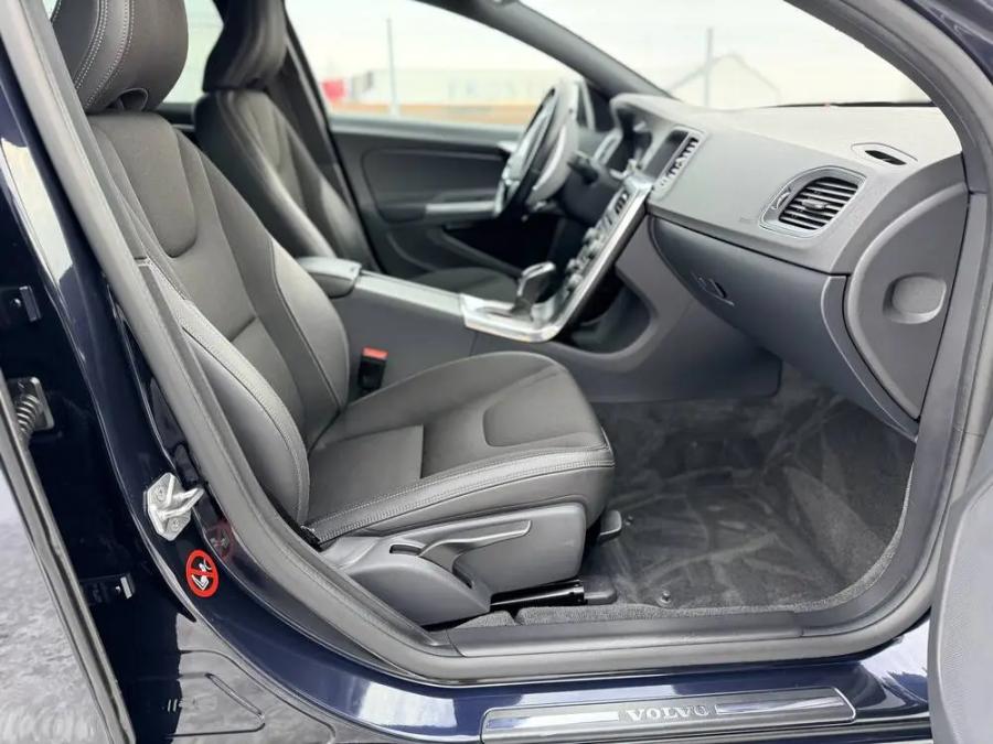 Zils Volvo V60 2016 Rīga, ar dzinēja tilpumu 2.00 L un nobraukumu 204 tūkst. km par 9995 €, foto 31 vietnē AUTOMOTO.COM.LV