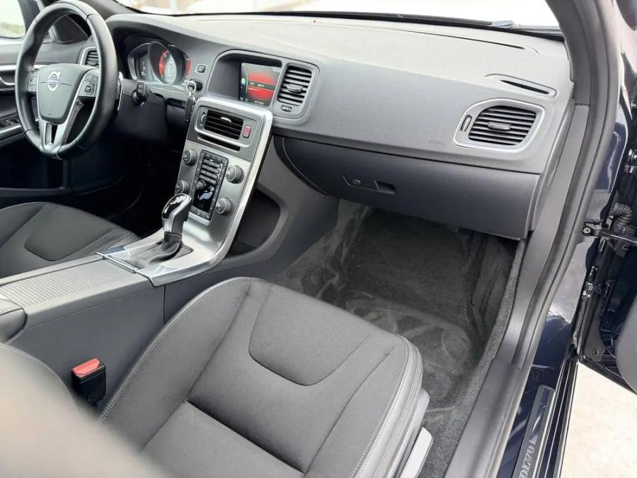 Zils Volvo V60 2016 Rīga, ar dzinēja tilpumu 2.00 L un nobraukumu 204 tūkst. km par 9995 €, foto 32 vietnē AUTOMOTO.COM.LV