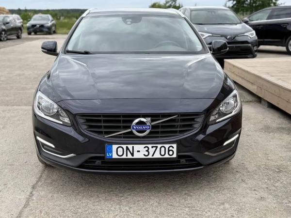 Blue Volvo V60 2016 in Riga, with an engine capacity of 2.00 L and mileage of 136 thousand km for 9990 €, photo 2 on AUTOMOTO.COM.LV