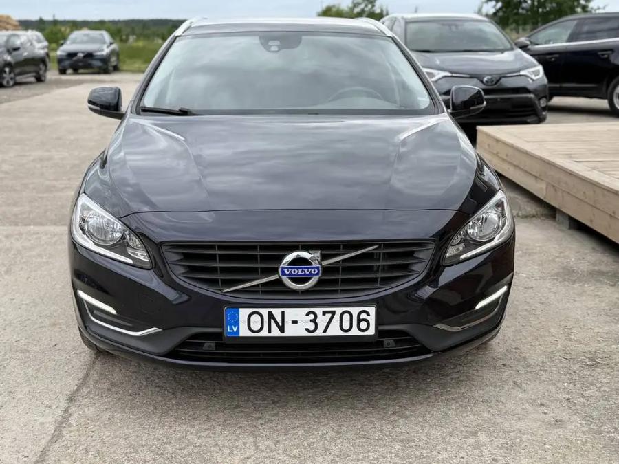 Zils Volvo V60 2016 Rīga, ar dzinēja tilpumu 2.00 L un nobraukumu 136 tūkst. km par 9990 €, foto 3 vietnē AUTOMOTO.COM.LV