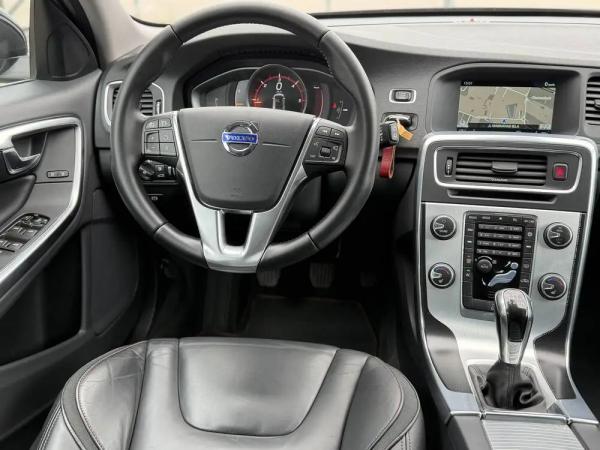 Blue Volvo V60 2016 in Riga, with an engine capacity of 2.00 L and mileage of 136 thousand km for 9990 €, photo 5 on AUTOMOTO.COM.LV