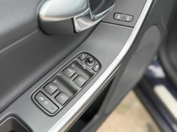 Blue Volvo V60 2016 in Riga, with an engine capacity of 2.00 L and mileage of 136 thousand km for 9990 €, photo 6 on AUTOMOTO.COM.LV