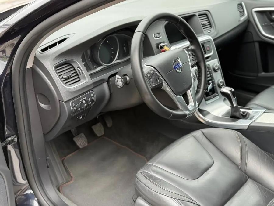 Zils Volvo V60 2016 Rīga, ar dzinēja tilpumu 2.00 L un nobraukumu 136 tūkst. km par 9990 €, foto 8 vietnē AUTOMOTO.COM.LV